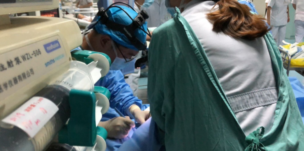 Salvan a un niño tras turnarse durante 5 horas para hacerle 30.000 ...